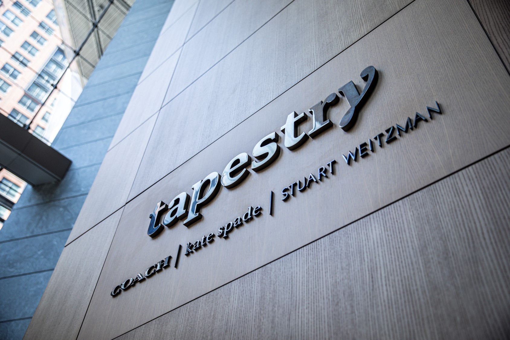 Tapestry comprará el holding dueño de Versace por 7.727 millones ...